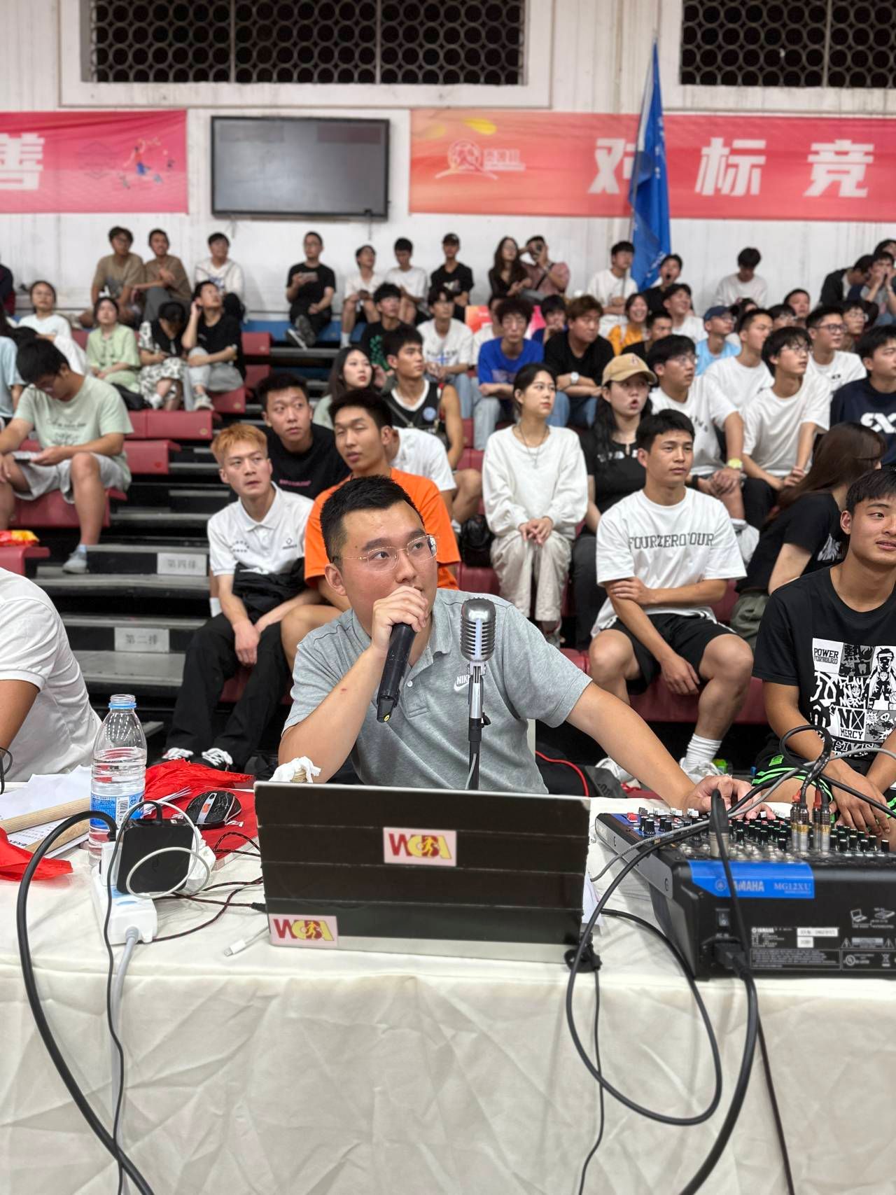 【对标进竞 争创一流】体育学院邀请行业专家讲座——优秀校友、四川著名篮球赛事主持人（PA/DJ/MC）黄忠杰为篮球专业学生开讲座-乐山师范学院新闻文化网